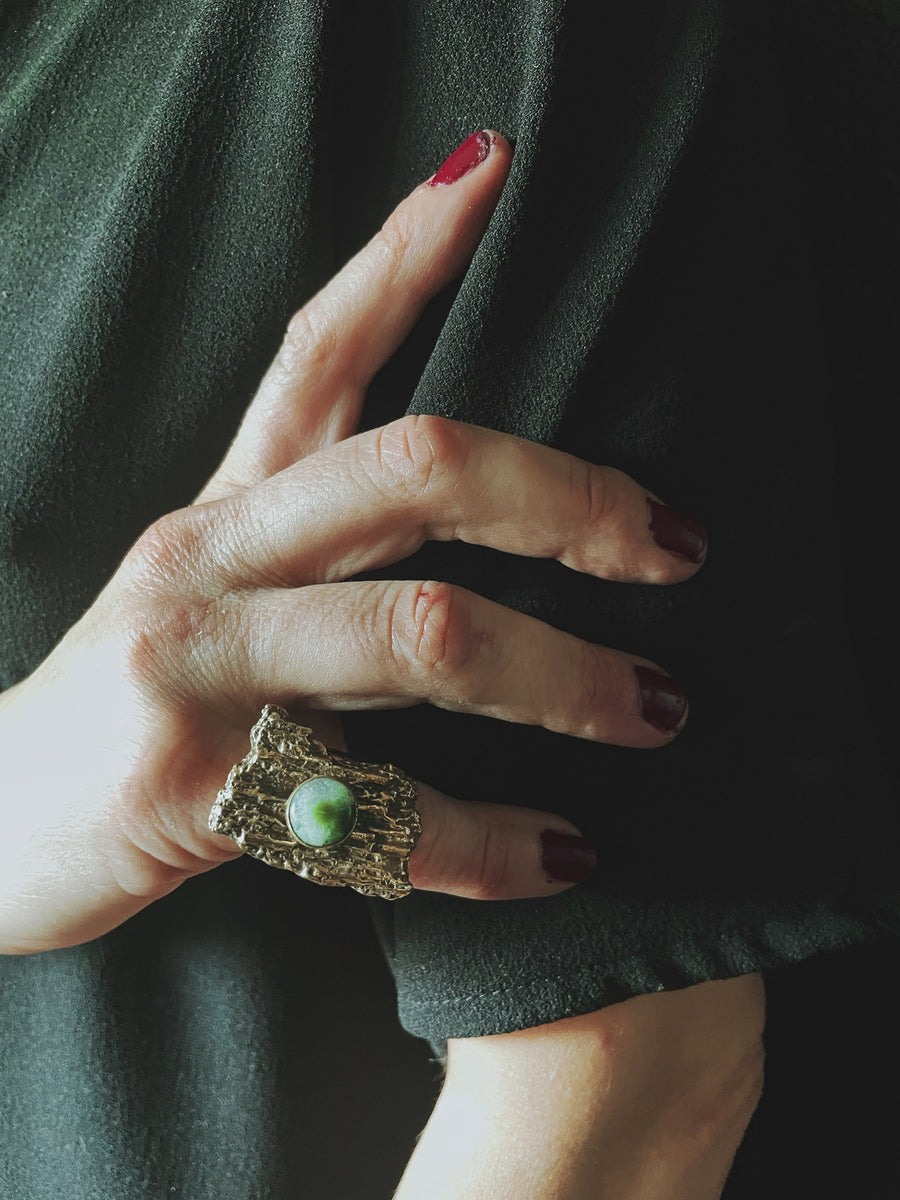 Skeleton Tree Ring – Fossil & Hide